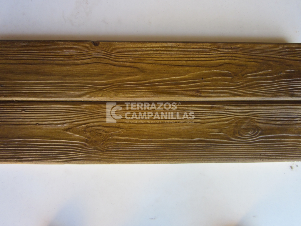 Columnas imitación madera prefabricadas de hormigón en Terrazos Campanillas
